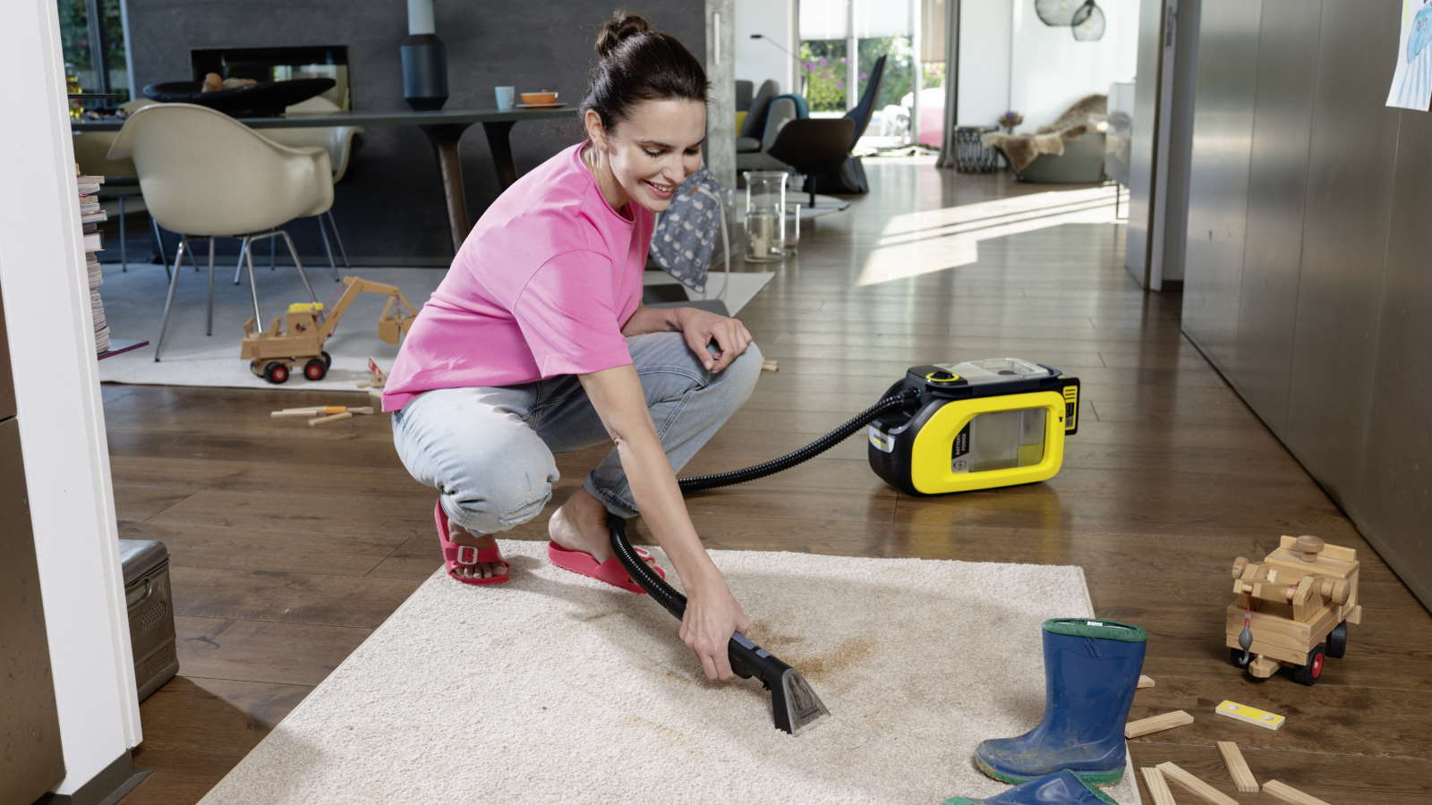 Karcher SE 3-18 Compact Ultra Clean 18V Cordless Spot Cleaner | Harvey ...
