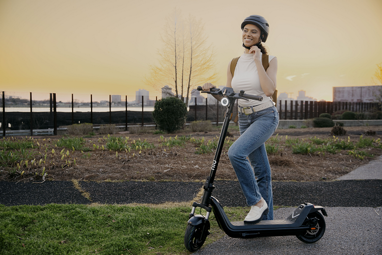 NIU KQi 300P Electric Kick Scooter - Black | Harvey Norman